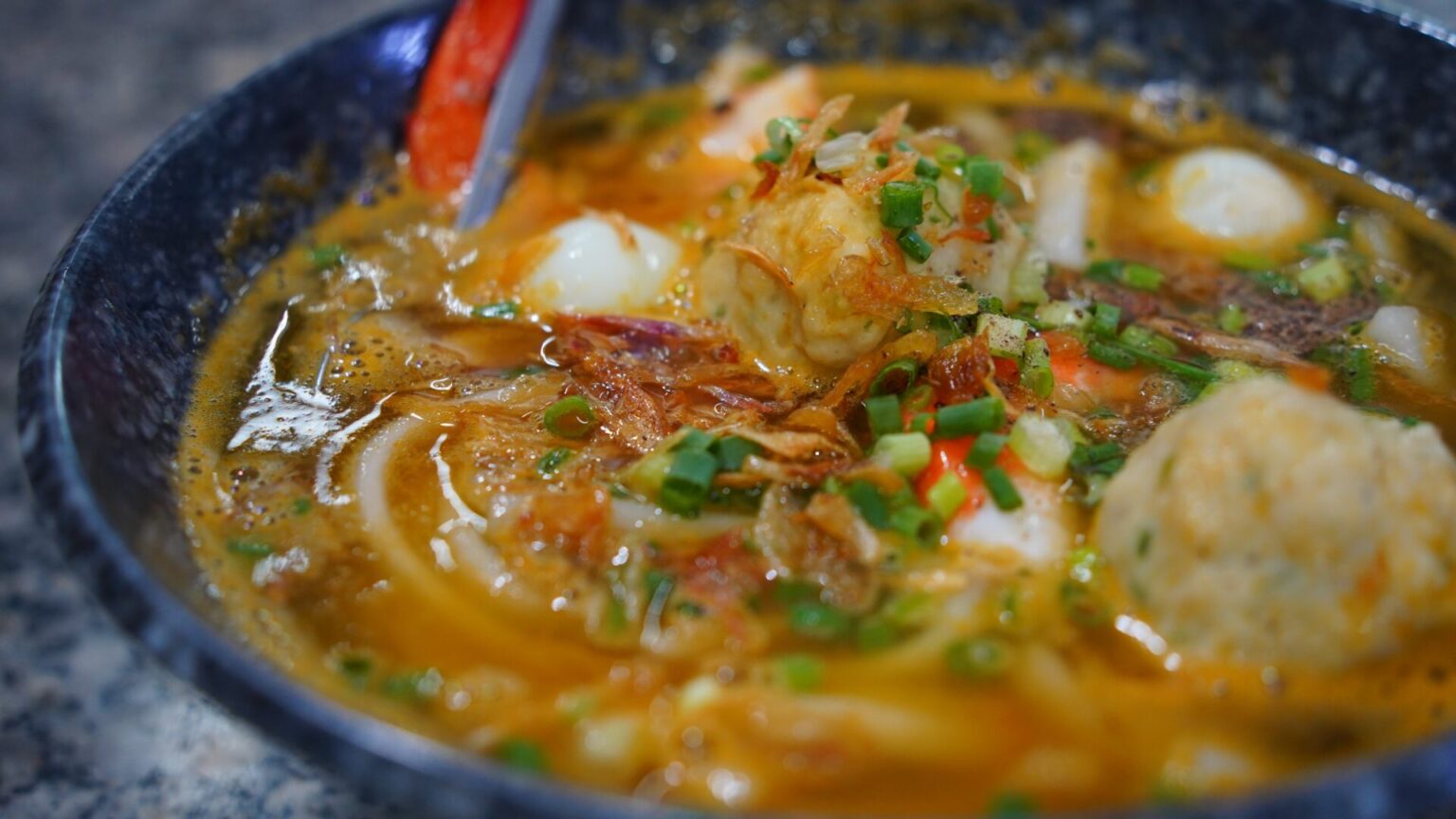 濃厚すぎ！？海老出汁が効いたもちもちバインカン＊Bánh Canh Tôm Bột Gạo@5区 | 月曜日のバインミー