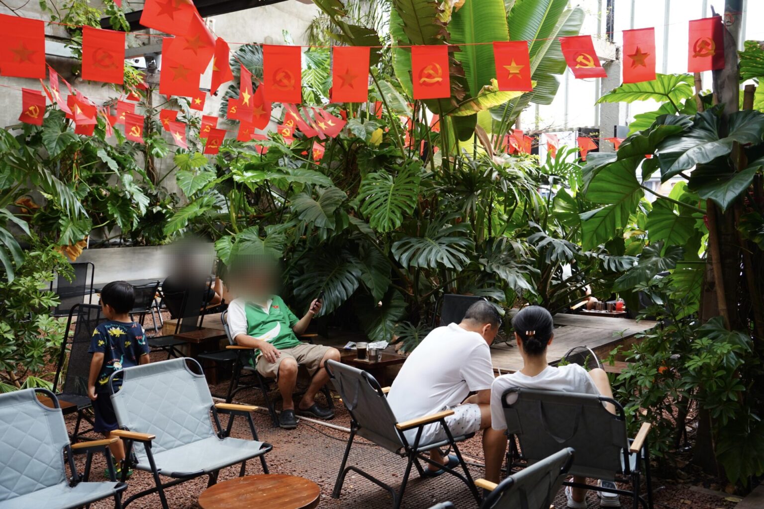 インダストリアル＆庭園。無機質さと緑の対比がユニークなガーデンカフェ＊UNDERHOOD KAFE@10区 | 月曜日のバインミー
