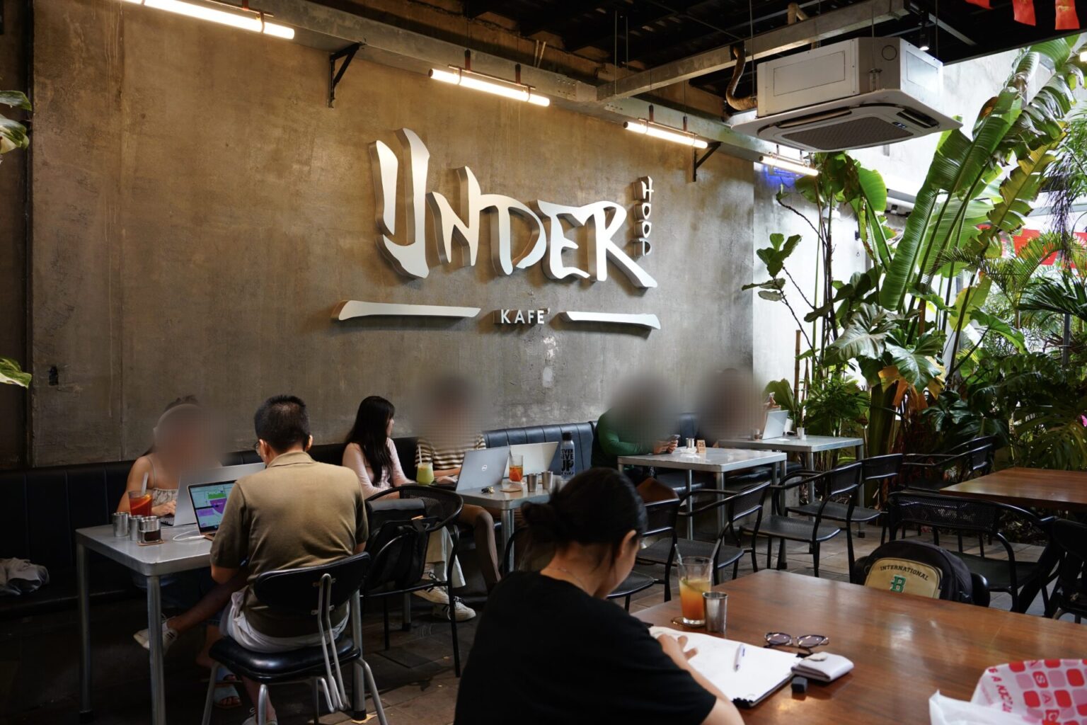 インダストリアル＆庭園。無機質さと緑の対比がユニークなガーデンカフェ＊UNDERHOOD KAFE@10区 | 月曜日のバインミー