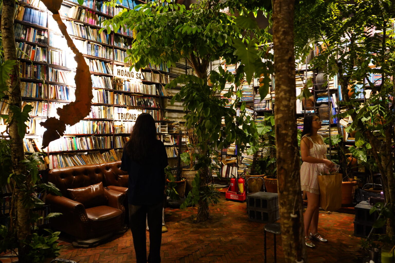 本の森に、心を浸す。人気すぎてもはや隠れていない路地裏カフェ＊ngâm CAFE@3区 | 月曜日のバインミー
